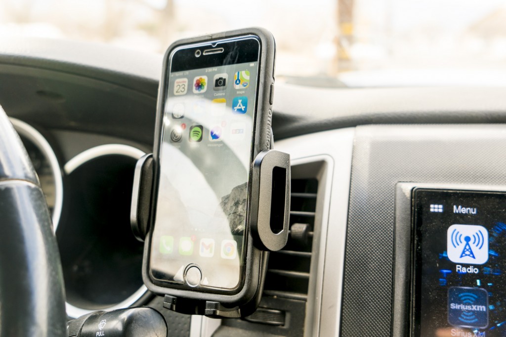 Useful DIY Ways to Set Up a Tablet or Smartphone Car Mount - The Tech ...