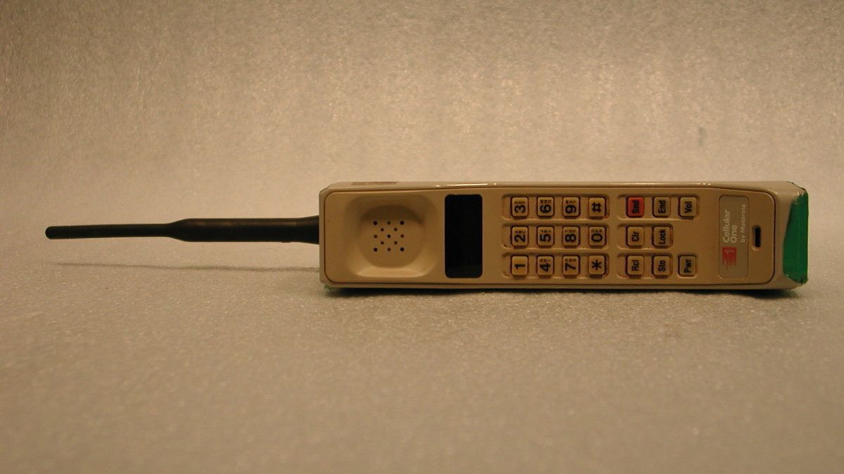 A Brief History of the World's First Cell Phones - The Tech Edvocate