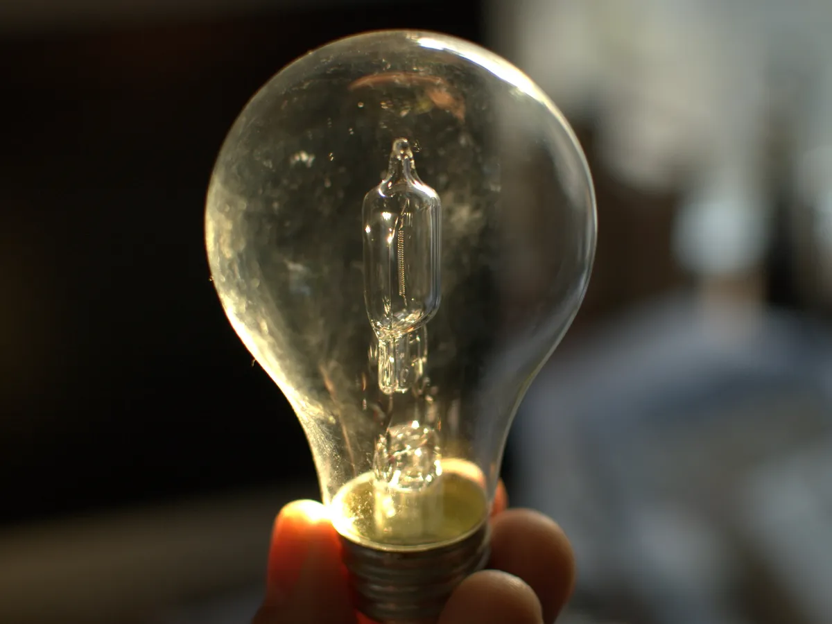 5 ways to safely remove a broken bulb from a socket - The Tech Edvocate