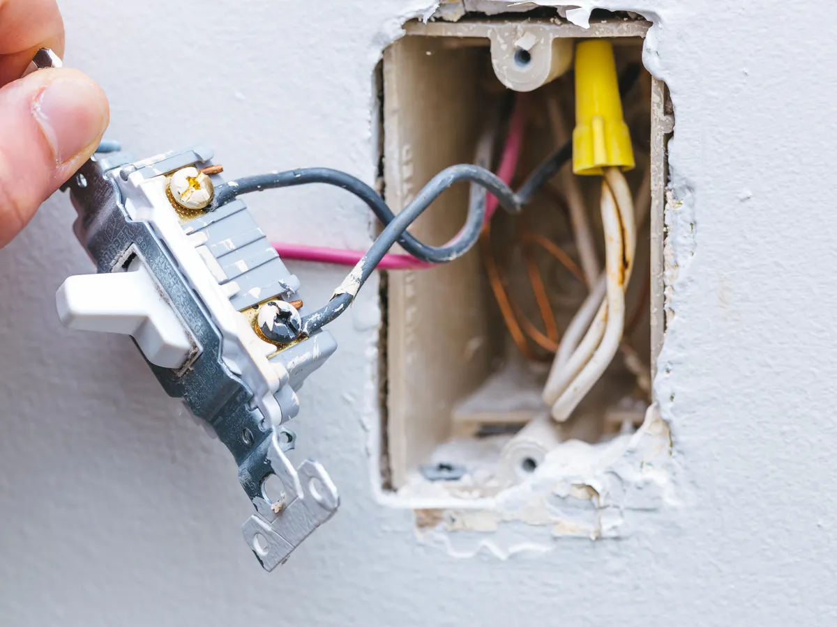 How to Replace a 3-Way Light Switch - The Tech Edvocate