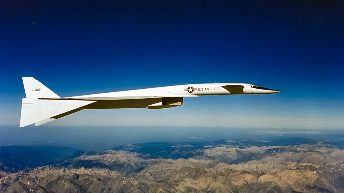 Last Flight of the Valkyrie: A Closer Look at the Forgotten Mach 3 XB-70 Superbomber - The Tech ...